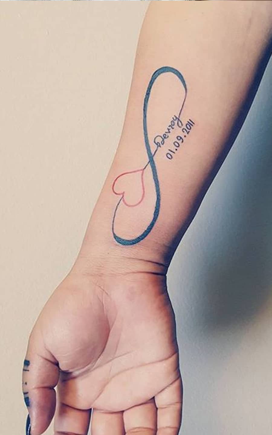 Tatouage infini pour femme : Idées, inspiration et signification - Les ...