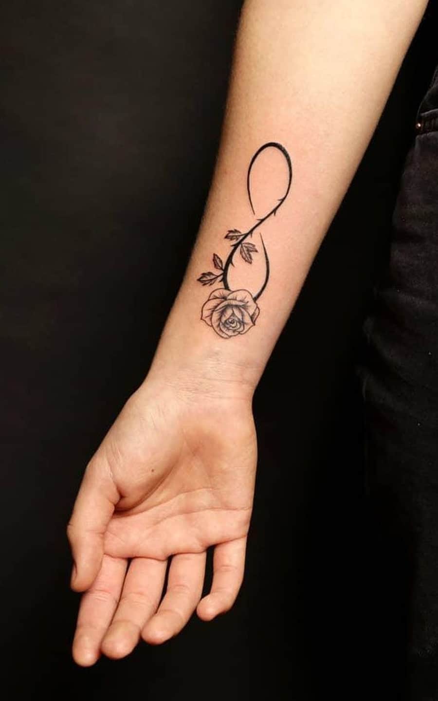 Tatouage infini pour femme : Idées, inspiration et signification - Les ...