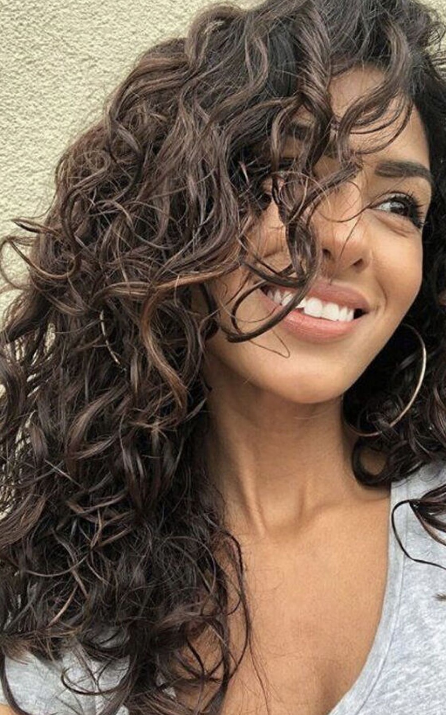 Coupe de cheveux bouclés pour femme : Idées de coiffure, conseils et ...