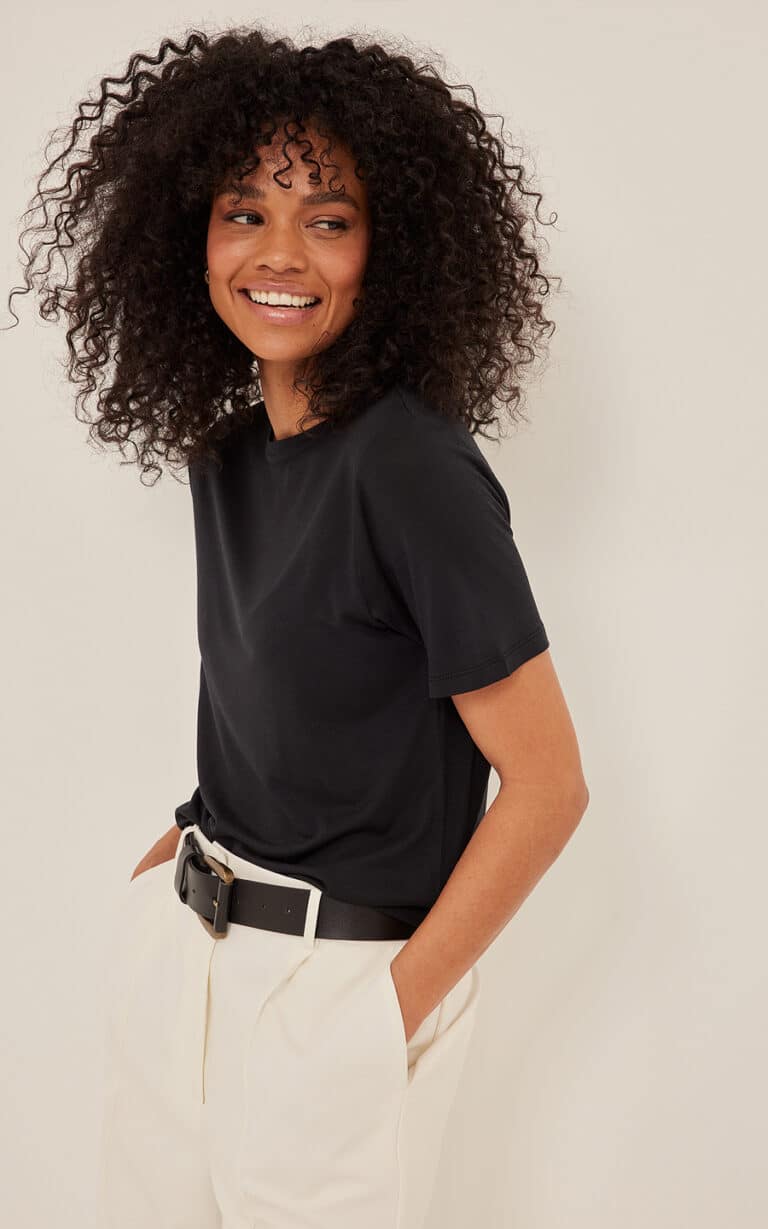 T-shirt noir femme : Comment le choisir et le porter ? - Les Lionnes