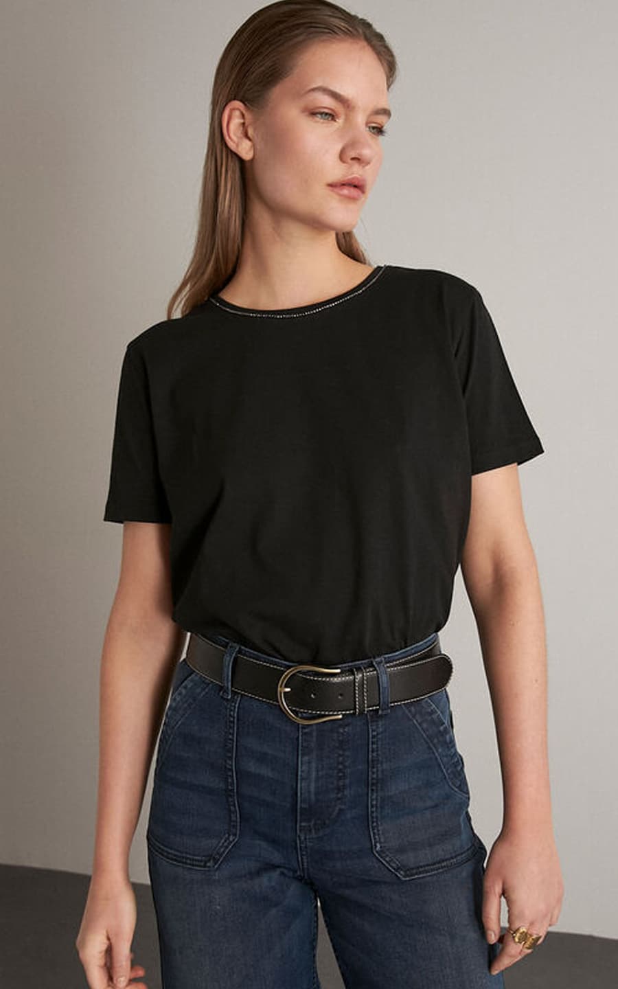 T-shirt noir femme : Comment le choisir et le porter ? - Les Lionnes
